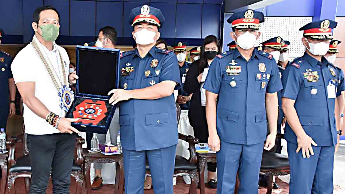 PNP PRO3 hinangaan at pinuri ni Gov. Daniel | HATAW! D'yaryo ng Bayan