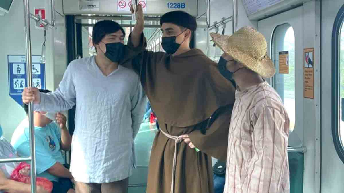 Padre Salvi nag-enjoy sa pagsakay sa LRT | HATAW! D'yaryo ng Bayan
