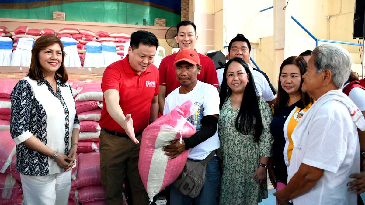 3,000 Bulakenyo, tumanggap ng sako-sakong bigas sa DSWD | HATAW! D ...