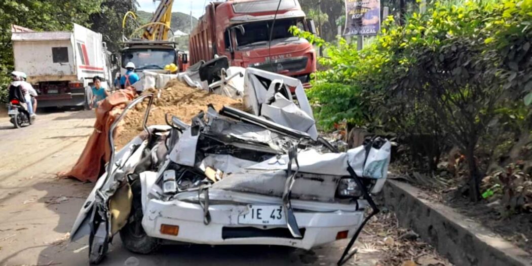 Van nadaganan ng tumaob na truck; 3 mag-iina patay, ama sugatan | HATAW ...