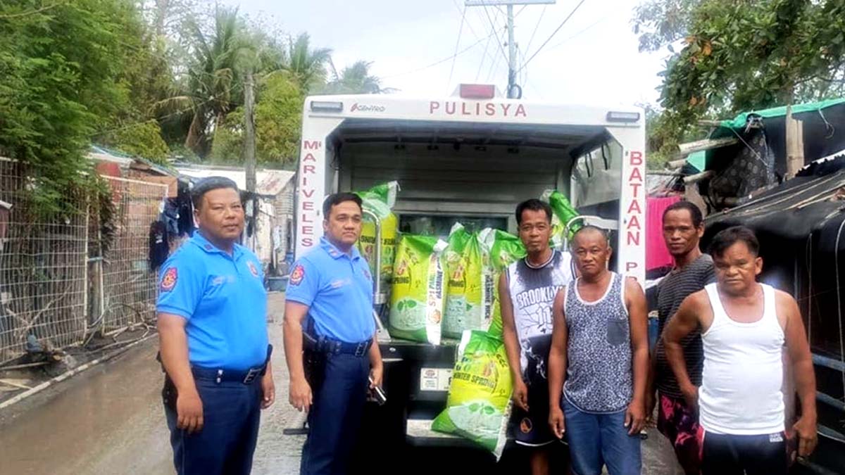 Sako-sakong bigas pabuya sa mga mangingisdang nakabisto ng P1.5-B shabu sa WPS | HATAW! D'yaryo ...