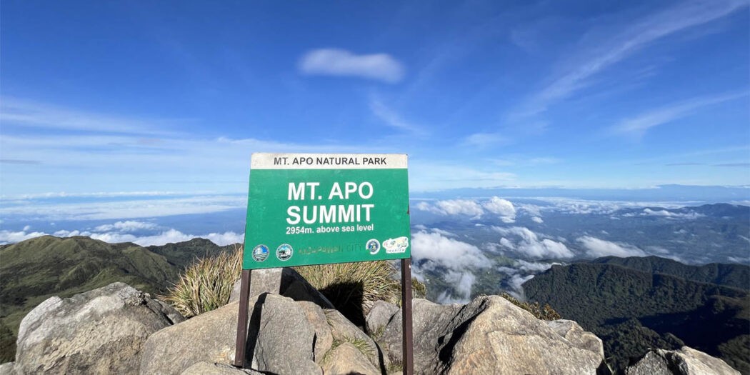 Hiker sa Mt. Apo nahulog sa tinuntungang bato | HATAW! D'yaryo ng Bayan